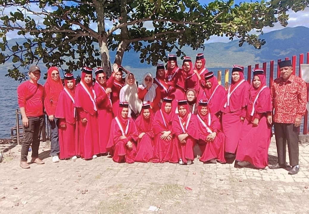 Semarak HUT RI ke-80, Ibu-Ibu BKMT Jorong Baduih Tunjukkan Kekompakan ...